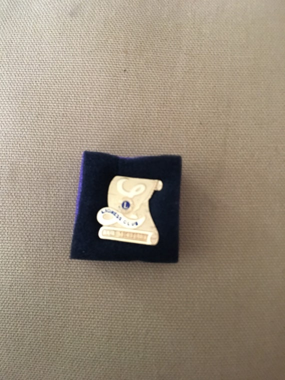 vintage lioness club gold - Gem