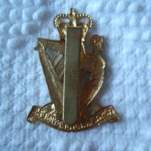 Vintage Clip Pin Royal Irish Rangers Ireland Pins and Badges MD F2034 ...