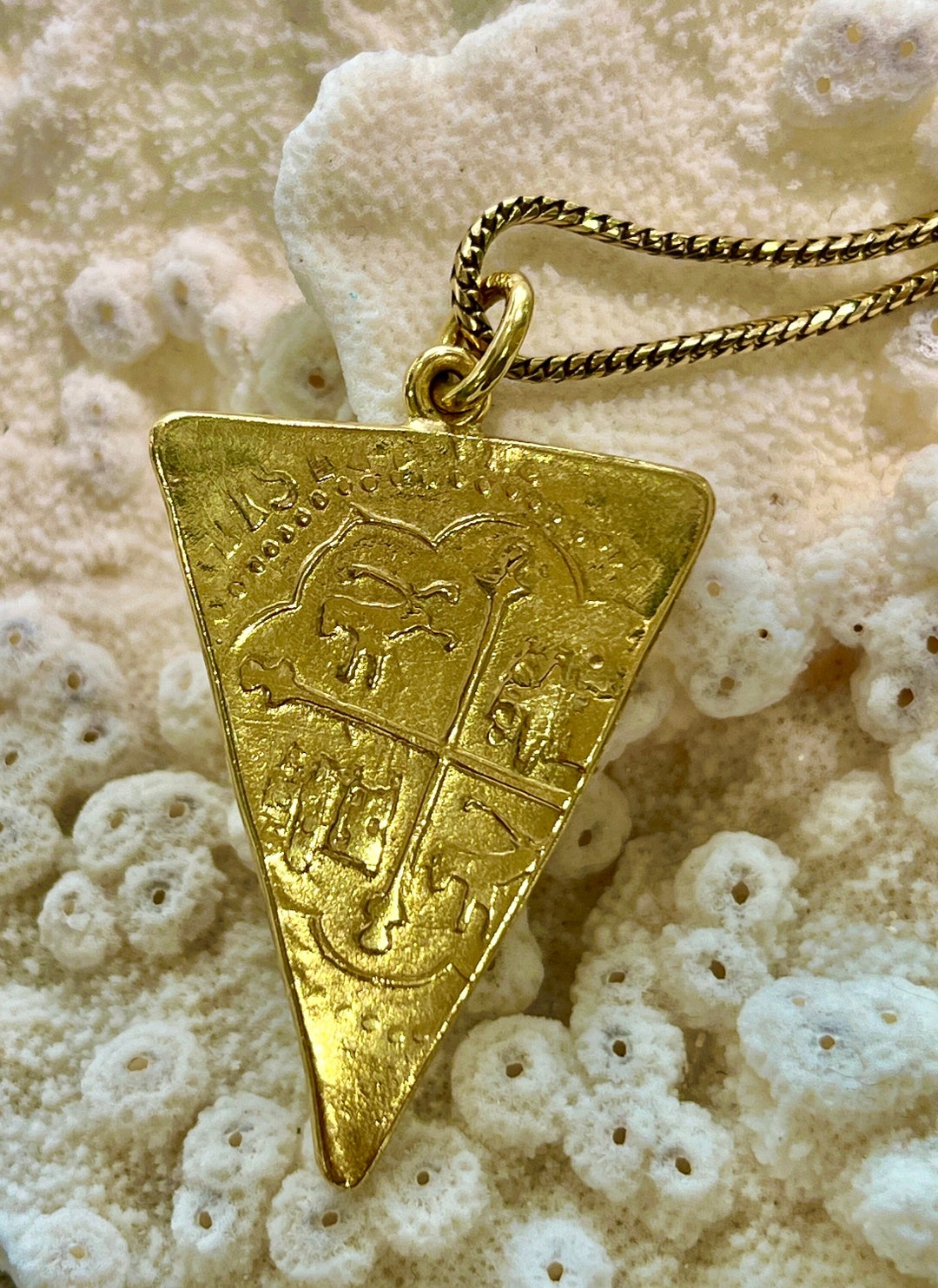 18K Solid Gold Medallion - Etsy
