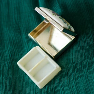 Pill Box Vintage ROSES Gifts for Grandma, Medicine Storage Travel Pill ...