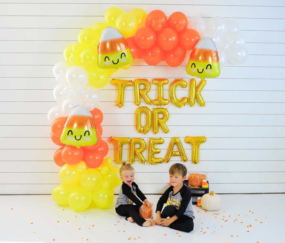 DIY Halloween Candy Corn Balloon Garland | DIY Halloween Arch, Spooky ...