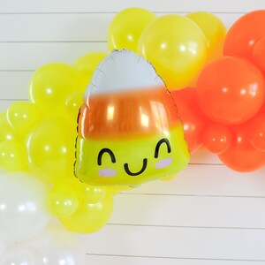 DIY Halloween Candy Corn Balloon Garland | DIY Halloween Arch, Spooky ...