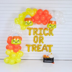 DIY Halloween Candy Corn Balloon Garland | DIY Halloween Arch, Spooky ...