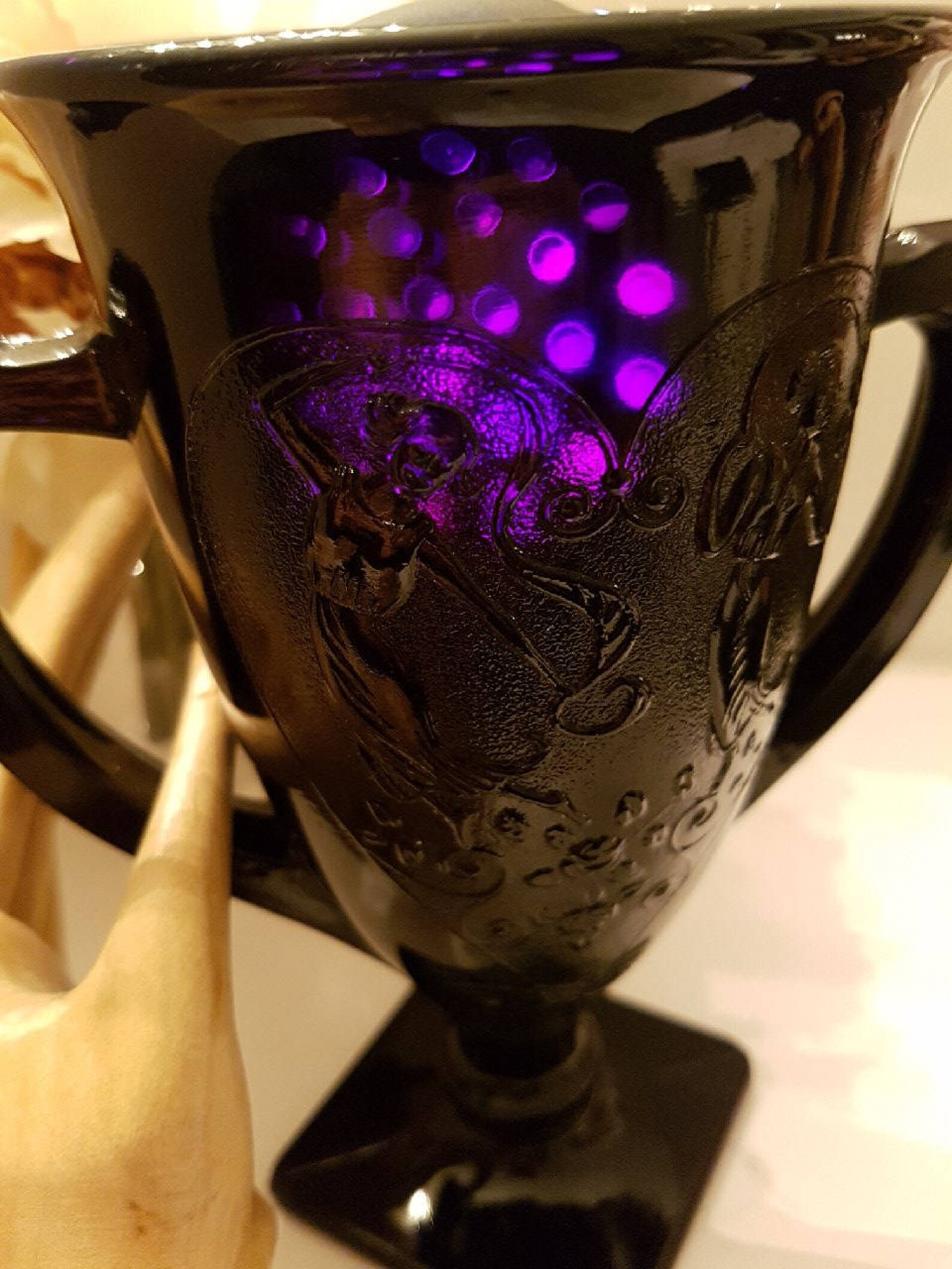 Vintage L.E. Smith Black Amethyst Glass Trophy Vase Urn Embossed Heart ...