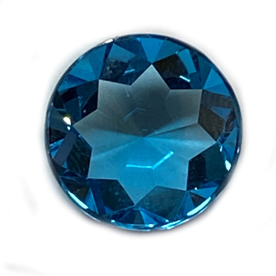 Topacio azul suizo, 10 mm Redondo con parte superior facetada y fondo ...