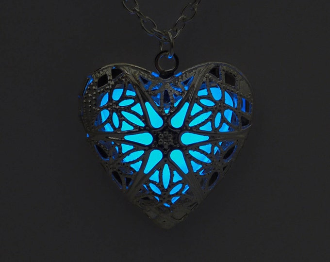 Raging, Heart of the Ocean - Glowing Pendant - Blue Glowing Heart ...