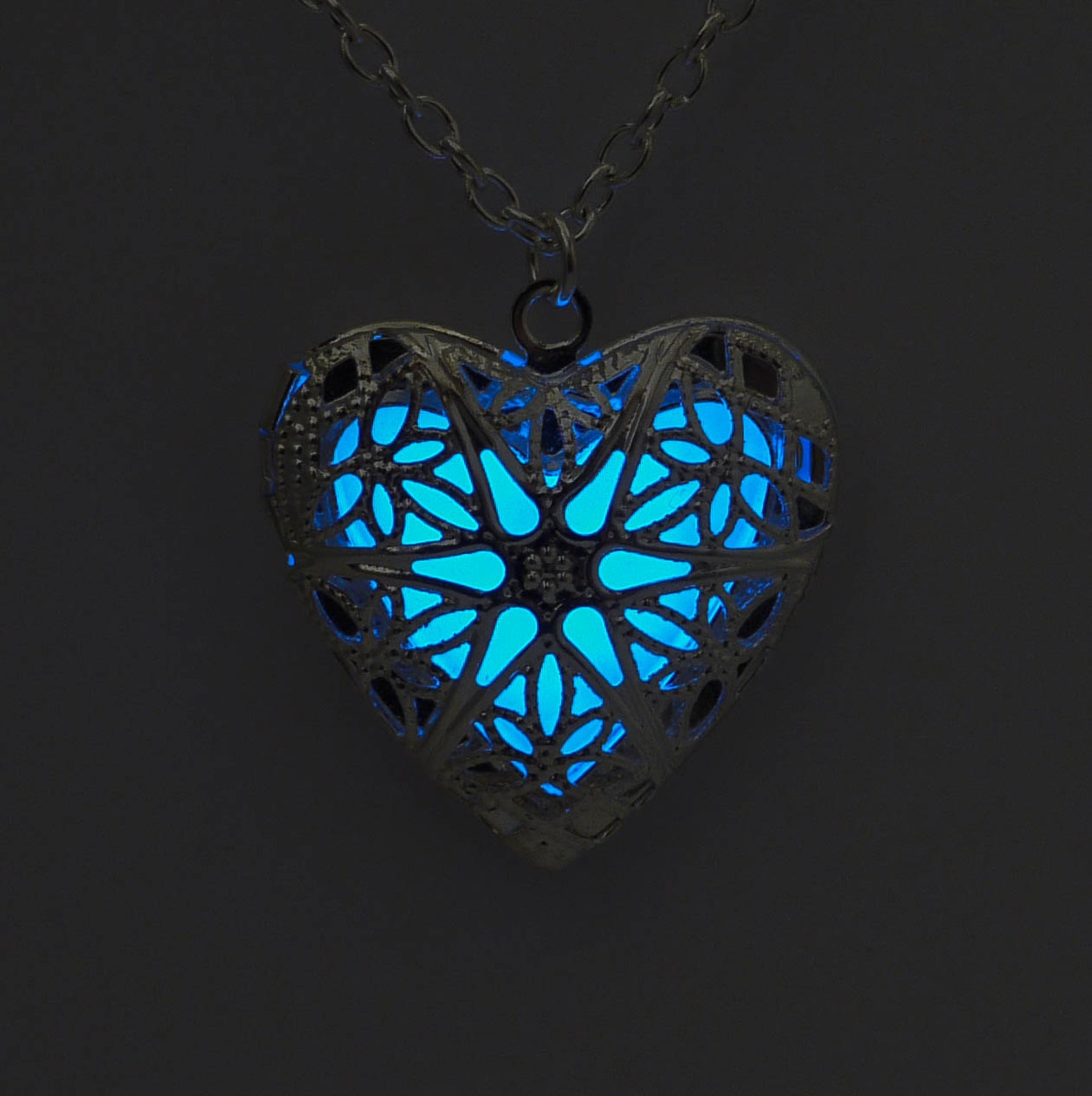Raging, Heart of the Ocean - Glowing Pendant - Blue Glowing Heart ...