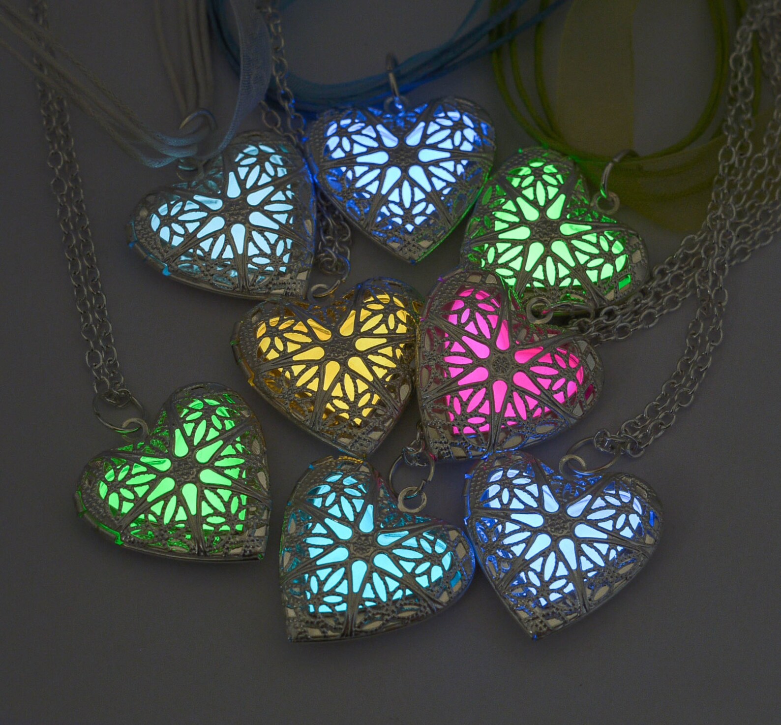 Raging, Heart of the Ocean - Glowing Pendant - Blue Glowing Heart ...