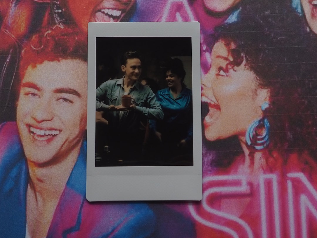 Its A Sin Ritchie Tozer et Jill Baxter Instax Polaroid Print mettant en ...