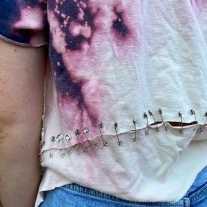 Bleached Crop Top, Safety Pin Shirt, Safety Pin Fashion, Pin Shirt, Pin ...