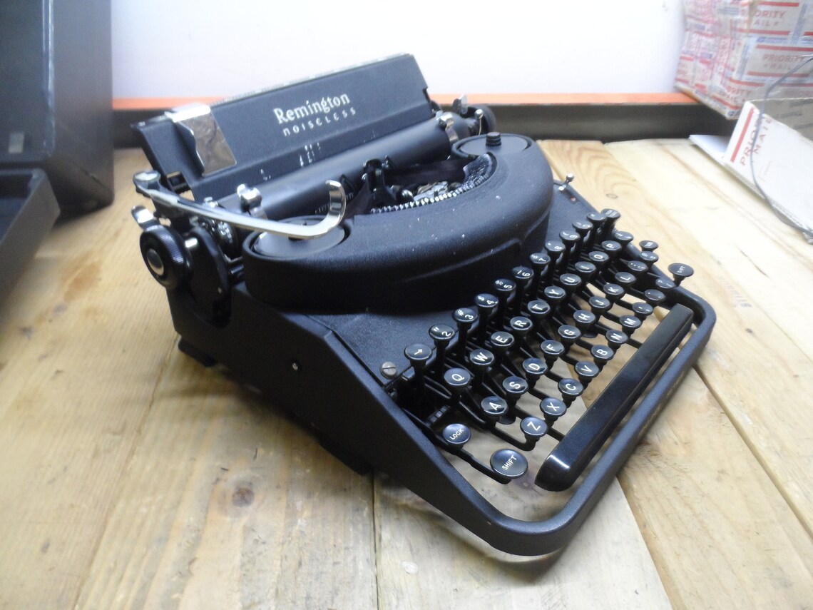 Vintage Remington Noiseless Model 7 Portable Typewriter Beautiful ...