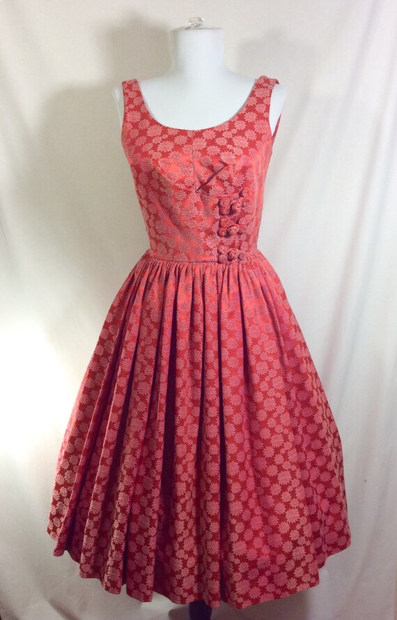 1950s Coral Embroidered Floral A-Line Sleeveless Dirn… - Gem