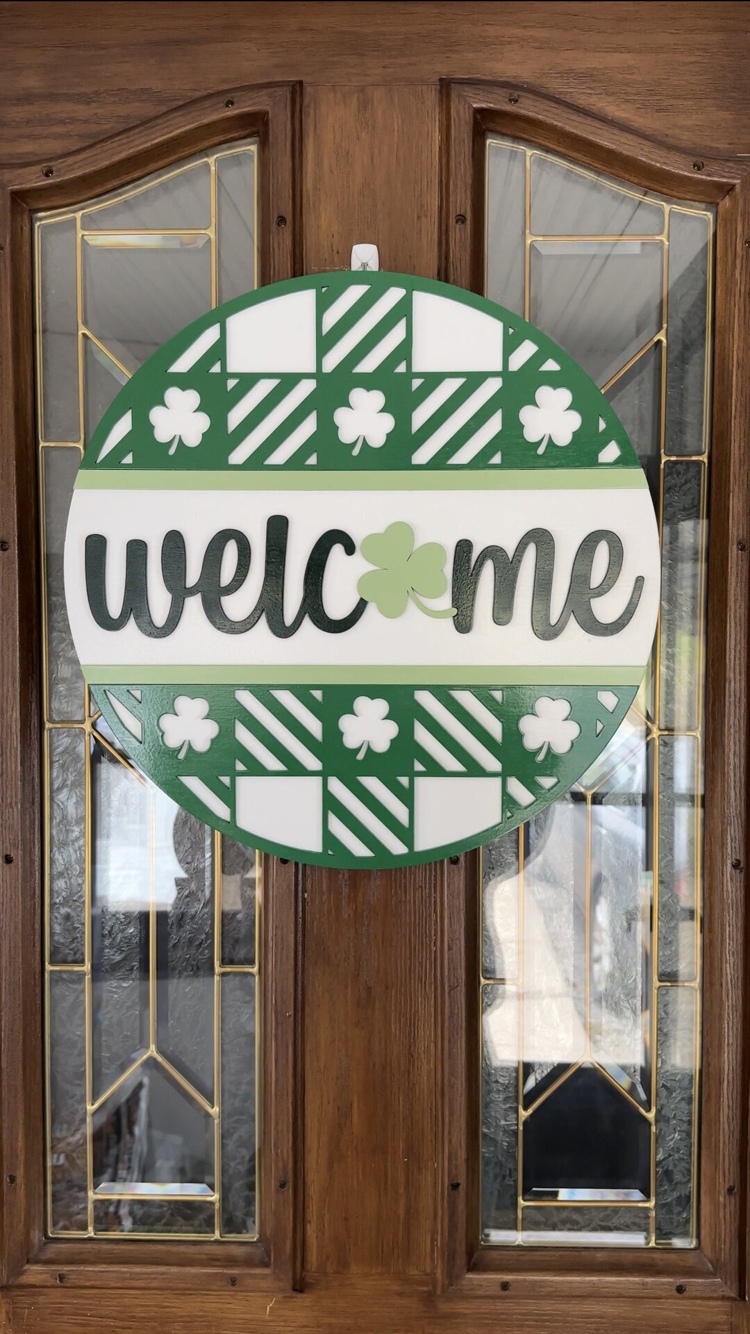 St. Patrick's Day Welcome Sign With Shamrocks. Shamrock Welcome Sign ...