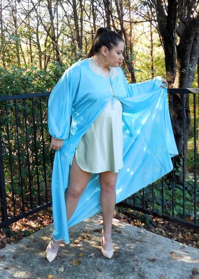 Light BLUE NYLON and White Lace Vintage ROBE Dressing Gown Formfit ...