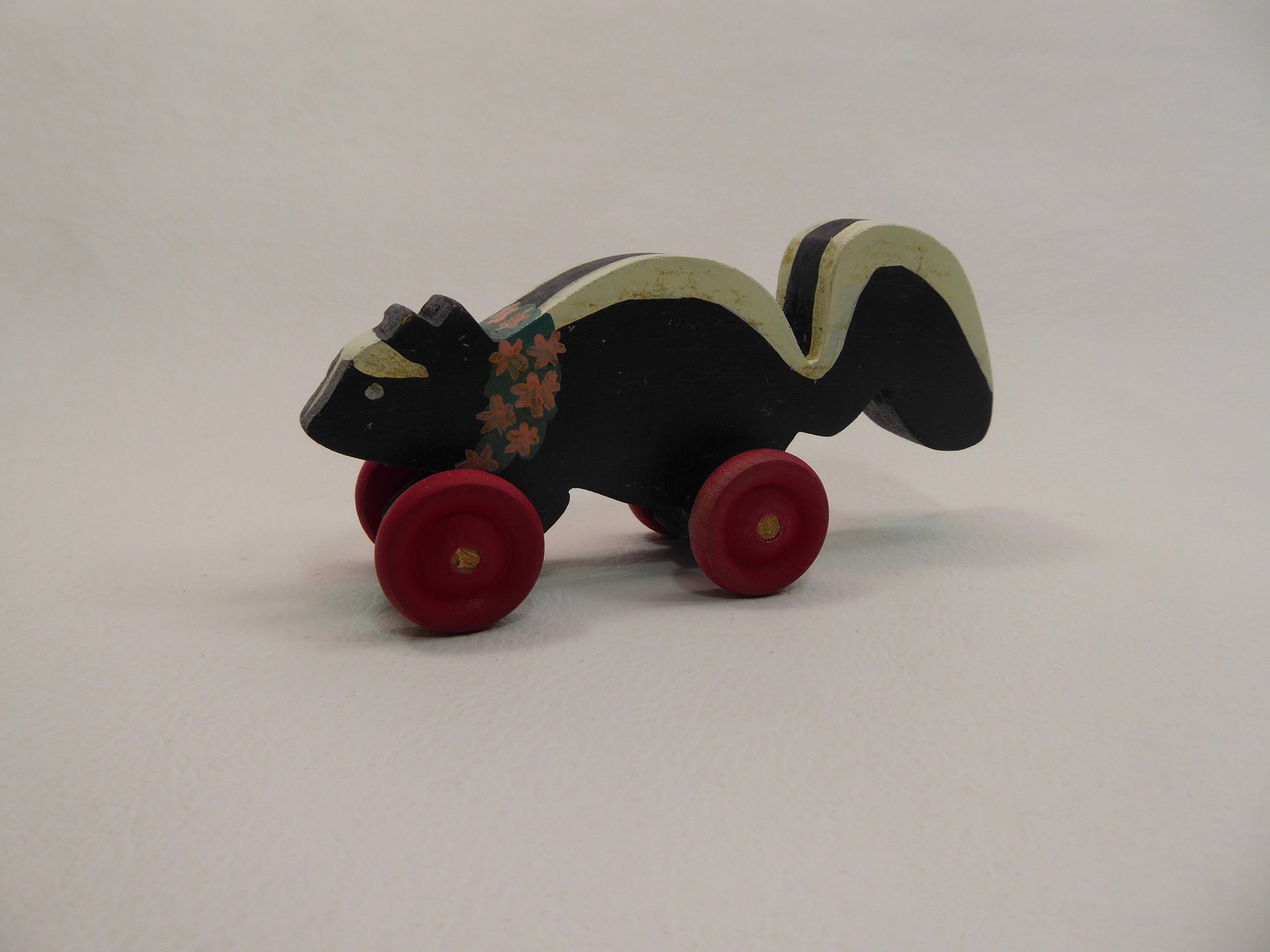Skunk figurine. Skunk. Toy on wheels. Vintage wood carving. 1960's ...