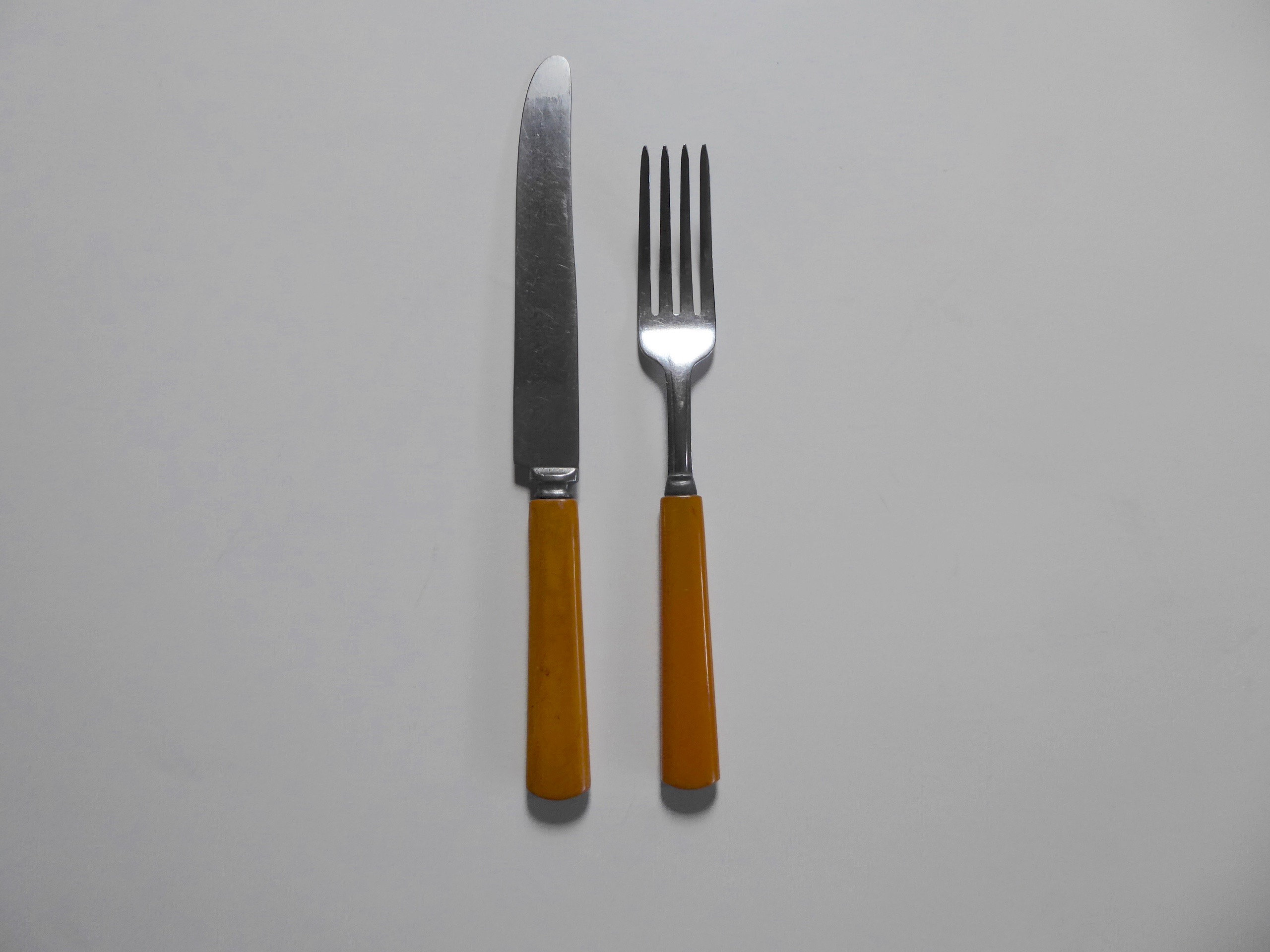 Butterscotch Bakélite knife and fork set. Glo-Hill. Stainless steel ...