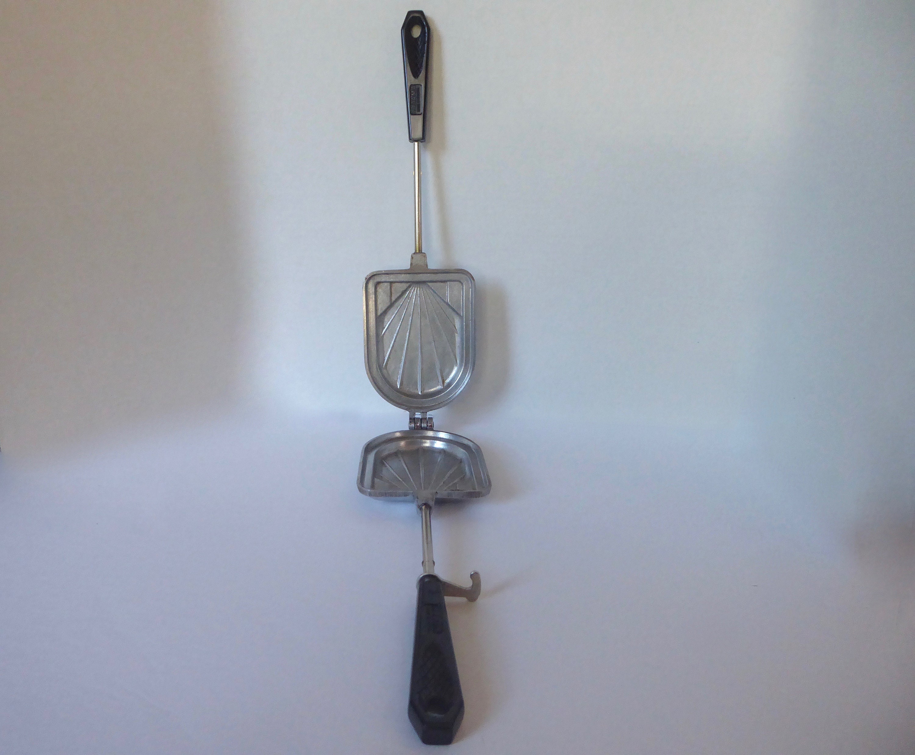 Croque vintage gentleman. Waffle iron. Toaster. Shell pattern. SEFAMA ...