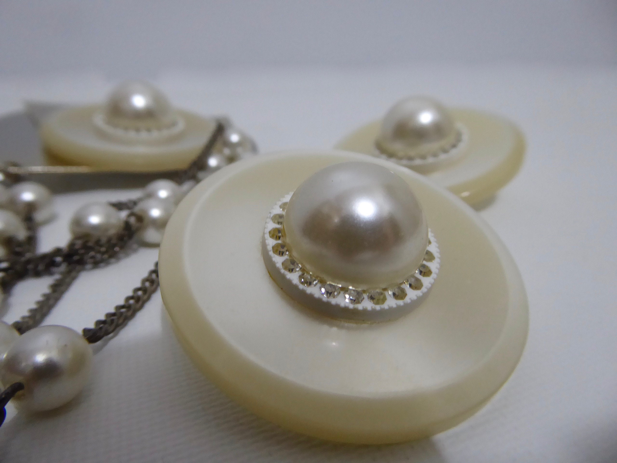 Set of chrome spindle and clips, pearlescent plastic and beaded chain ...