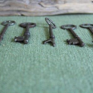 Rustic Skeleton Keys Set of Seven 7 Keys Rustic Décor and Craft Supply ...