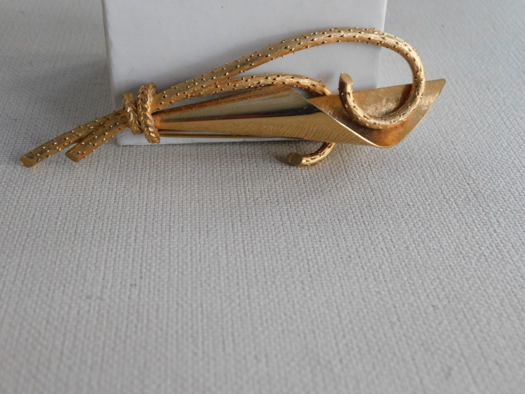 Large Gold Swoop Curved Horn Brooch - Etsy