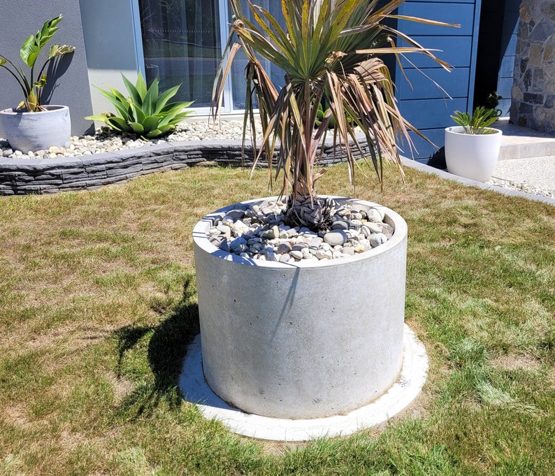 Large Round Concrete Planter, 800mm Diameter White Concrete Pot ...