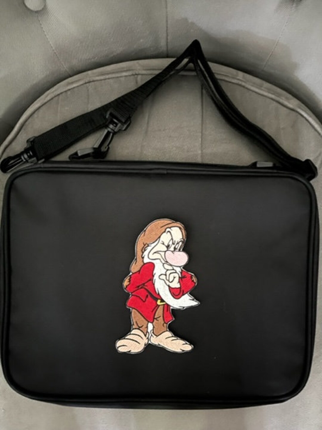 NEW Embroidery Snow White 7 Dwarfs Dwarf GRUMPY Pin Trading Display ...