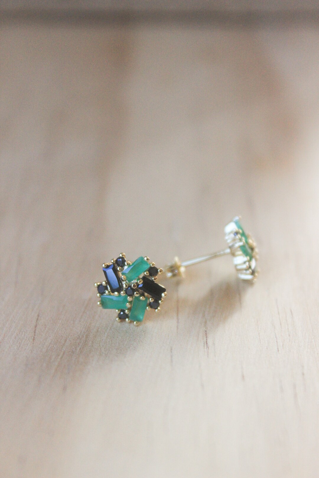 Flower Gold Gemstone Stud Earrings, Onyx & Green Garnet - Etsy