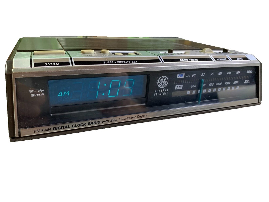 Vintage 1970s 70s 1980s 80s Wood Grain Blue Lcd Alarm Clock Radio W ...