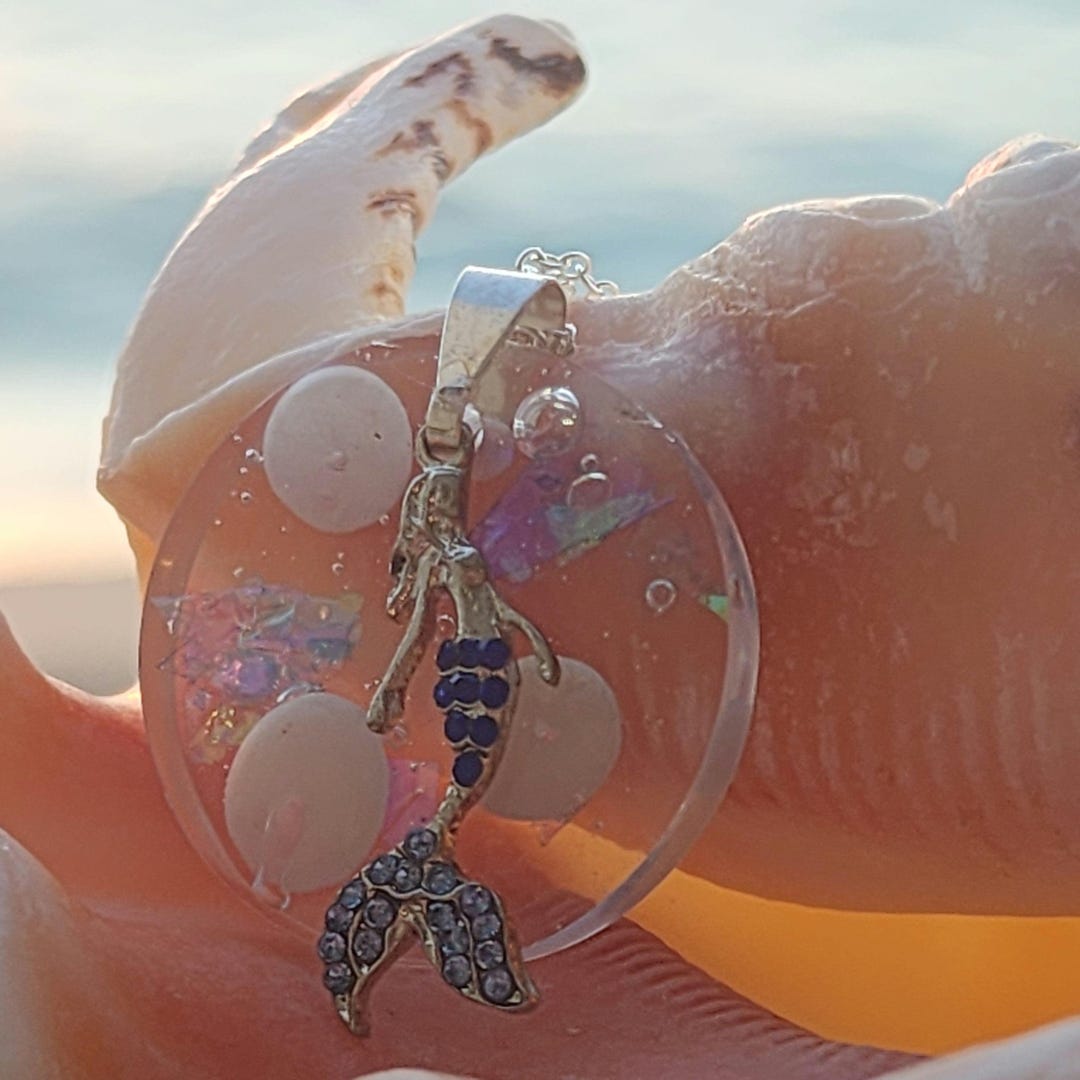 Circle Shaped Resin With Beautiful Puffy Sand Dollars and a Blue ...