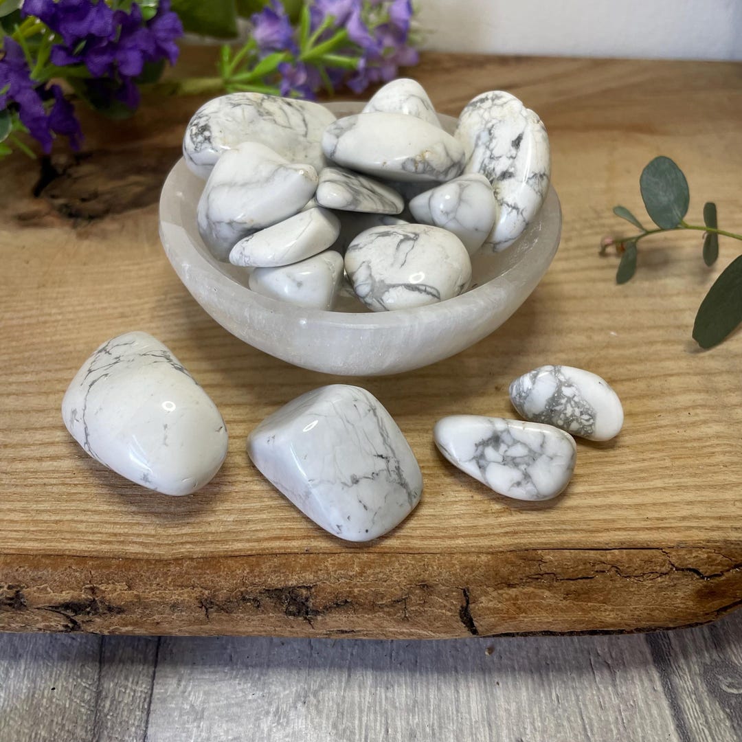 Howlite White Tumbled Stone 15-35mm - Etsy UK