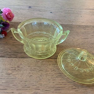 Vintage Clear Yellow Plastic Container With Lid - Plastic Jar With Lid ...