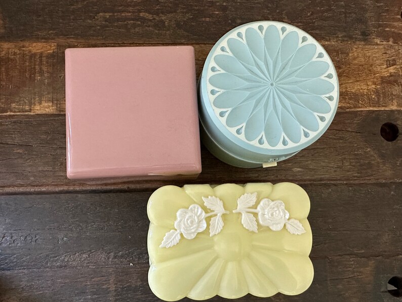 3 Vintage Plastic Containers - Powder Box Lid - Vanity Decor - Etsy