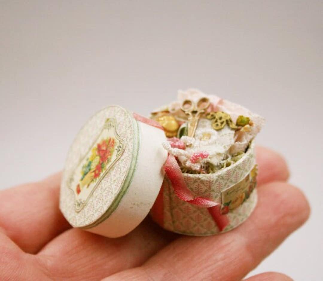 DOLLHOUSE MINIATURES Hat Box With Sewing Accessories Artisan Handmade ...
