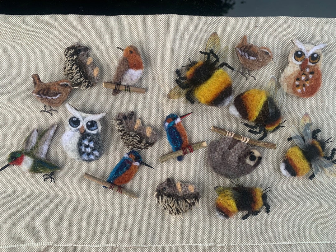 1 X Badge, Magpie, Robin, Kingfisher, Owl, Humming Bird, Sloth, Bee or ...