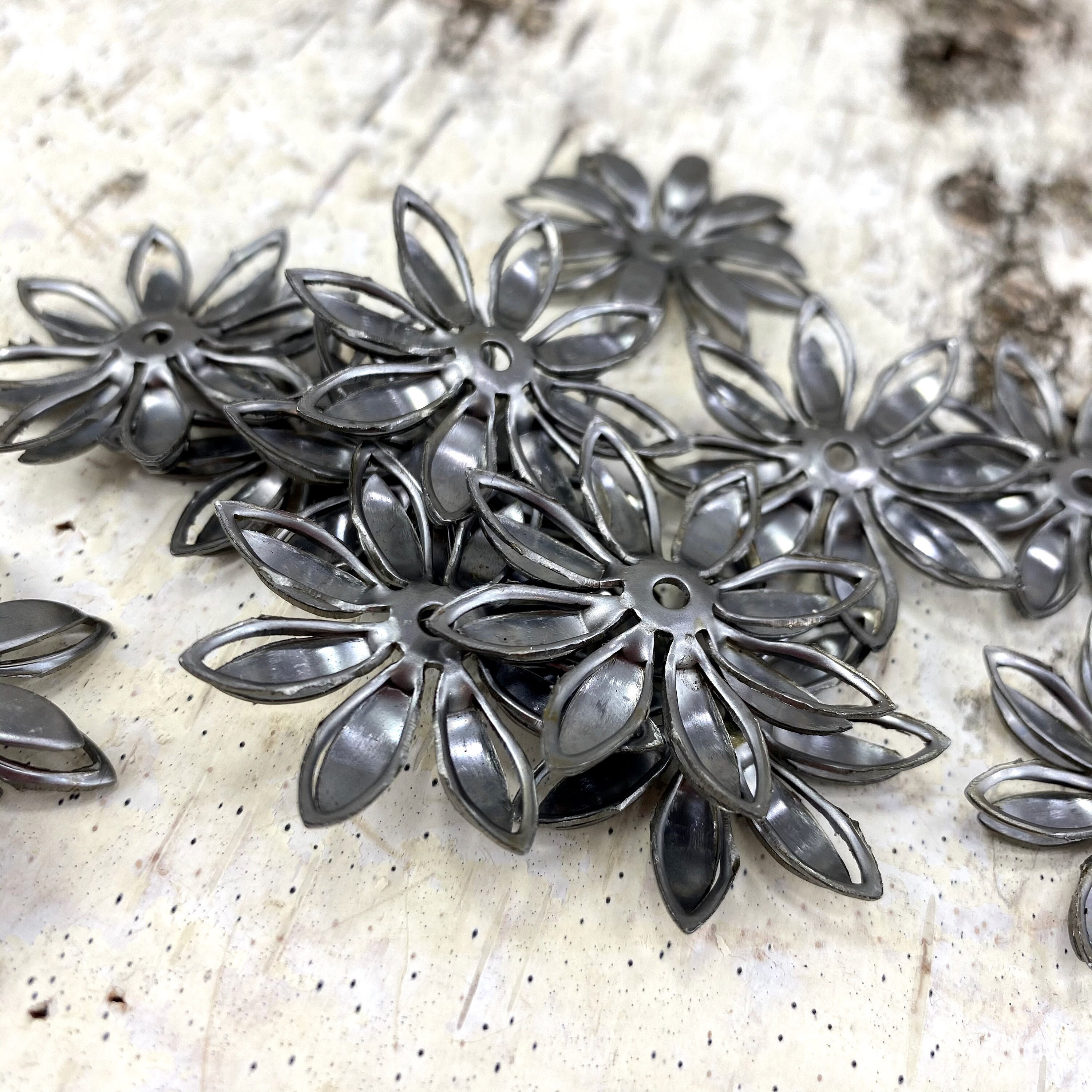 12 Floral Shaped Flower Stampings Metal Steel Round Flower 35 Mm Hole ...