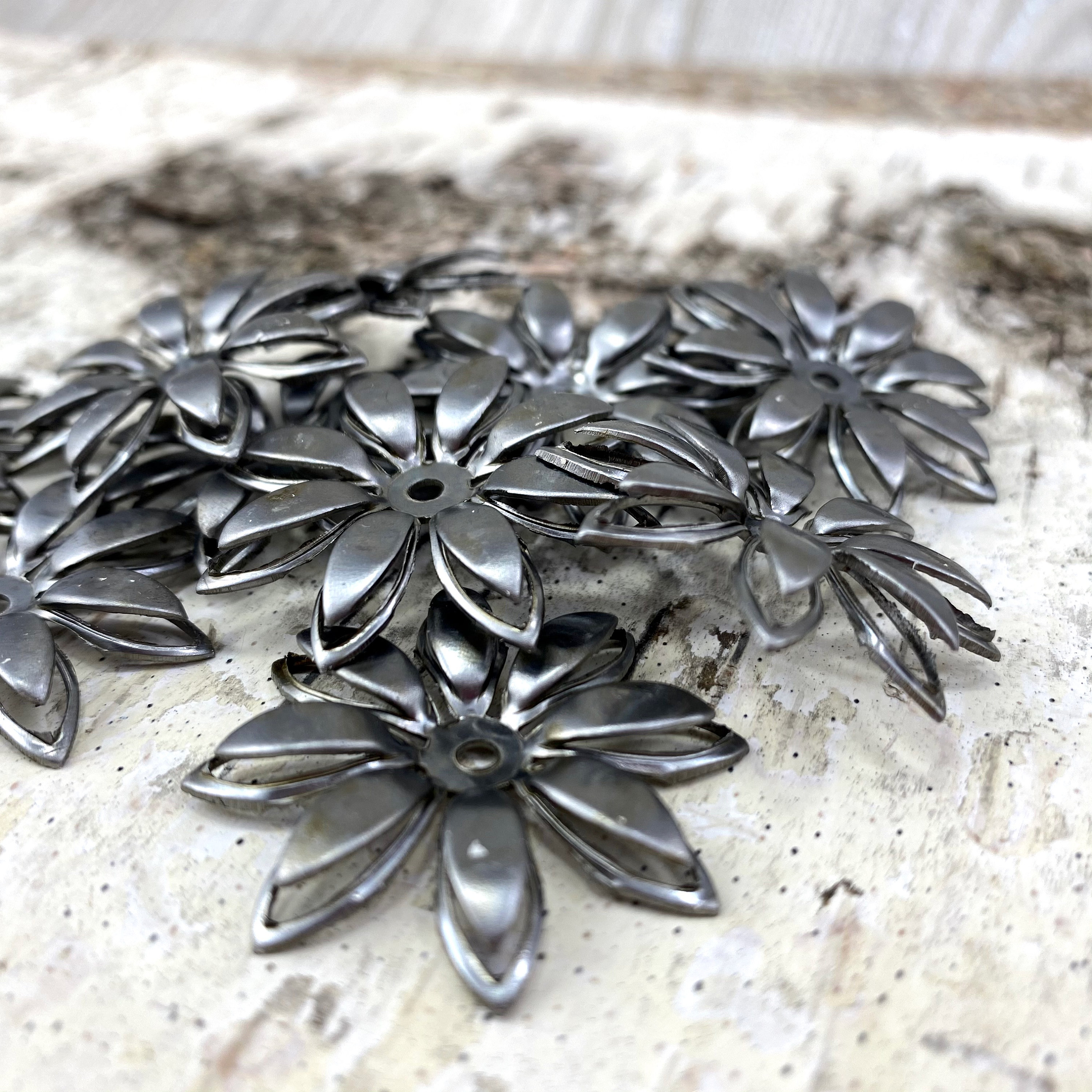 12 Floral Shaped Flower Stampings Metal Steel Round Flower 35 Mm Hole ...