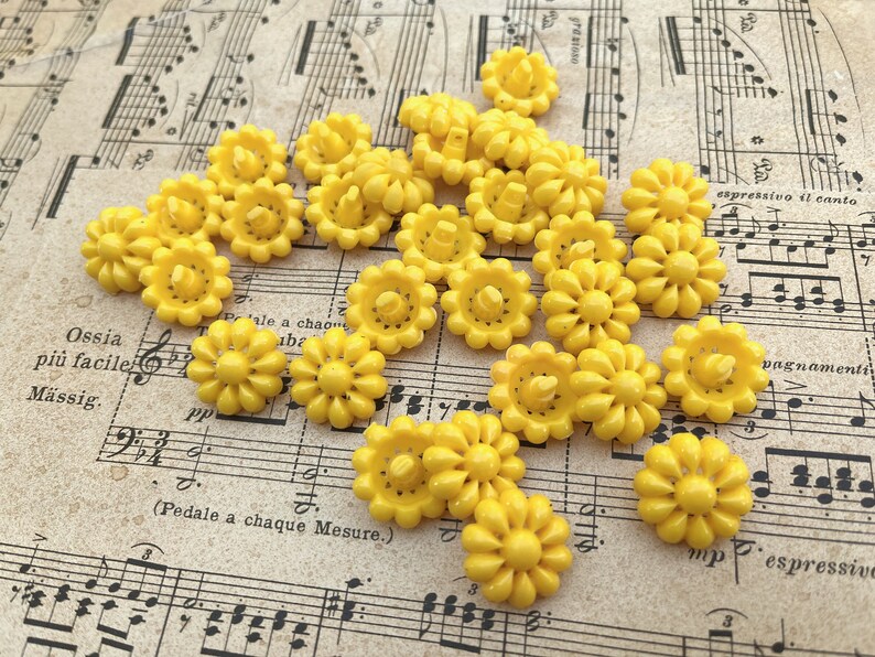 24 Vintage Plastic Buttons Lot Yellow Daisy Flower Retro Round Kitsch ...