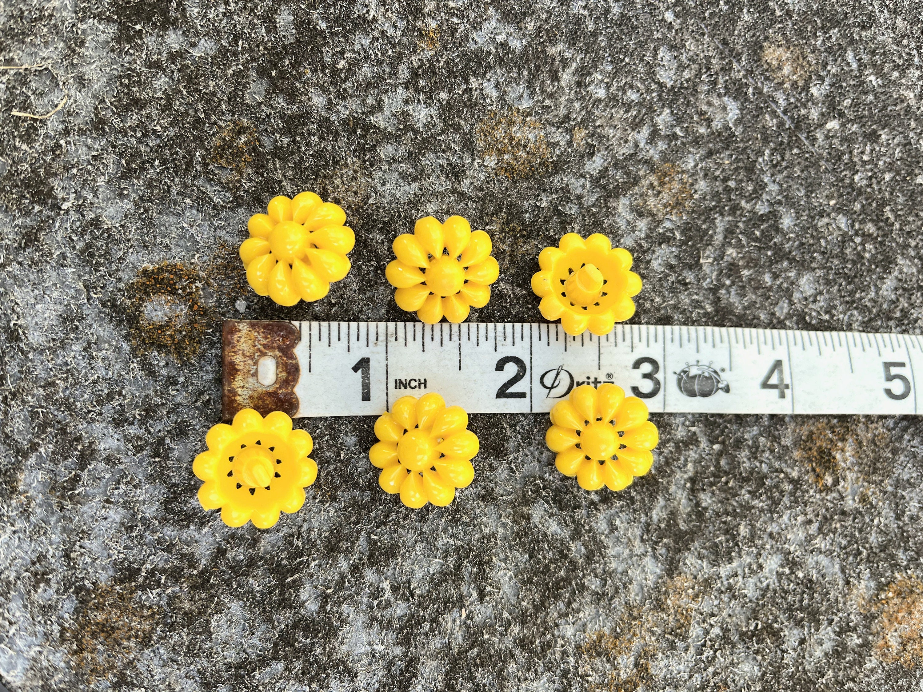 24 Vintage Plastic Buttons Lot Yellow Daisy Flower Retro Round Kitsch ...
