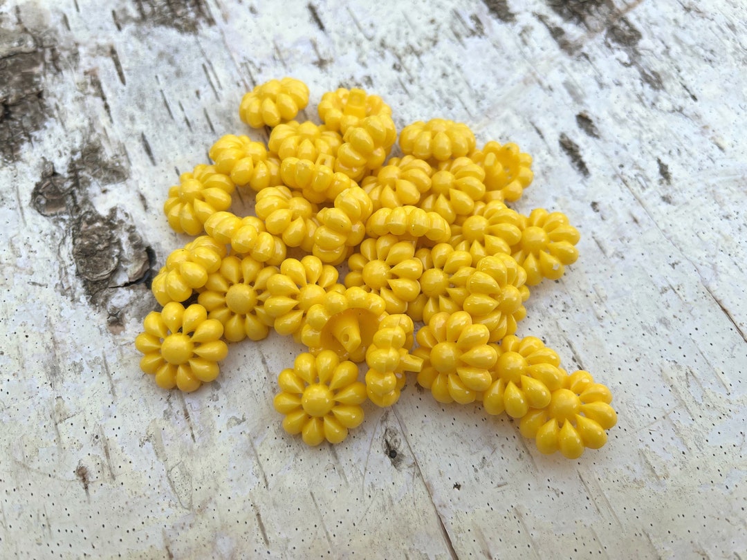 24 Vintage Plastic Buttons Lot Yellow Daisy Flower Retro Round Kitsch ...