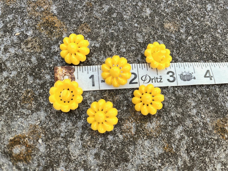 24 Vintage Plastic Buttons Lot Yellow Daisy Flower Retro Round Kitsch ...