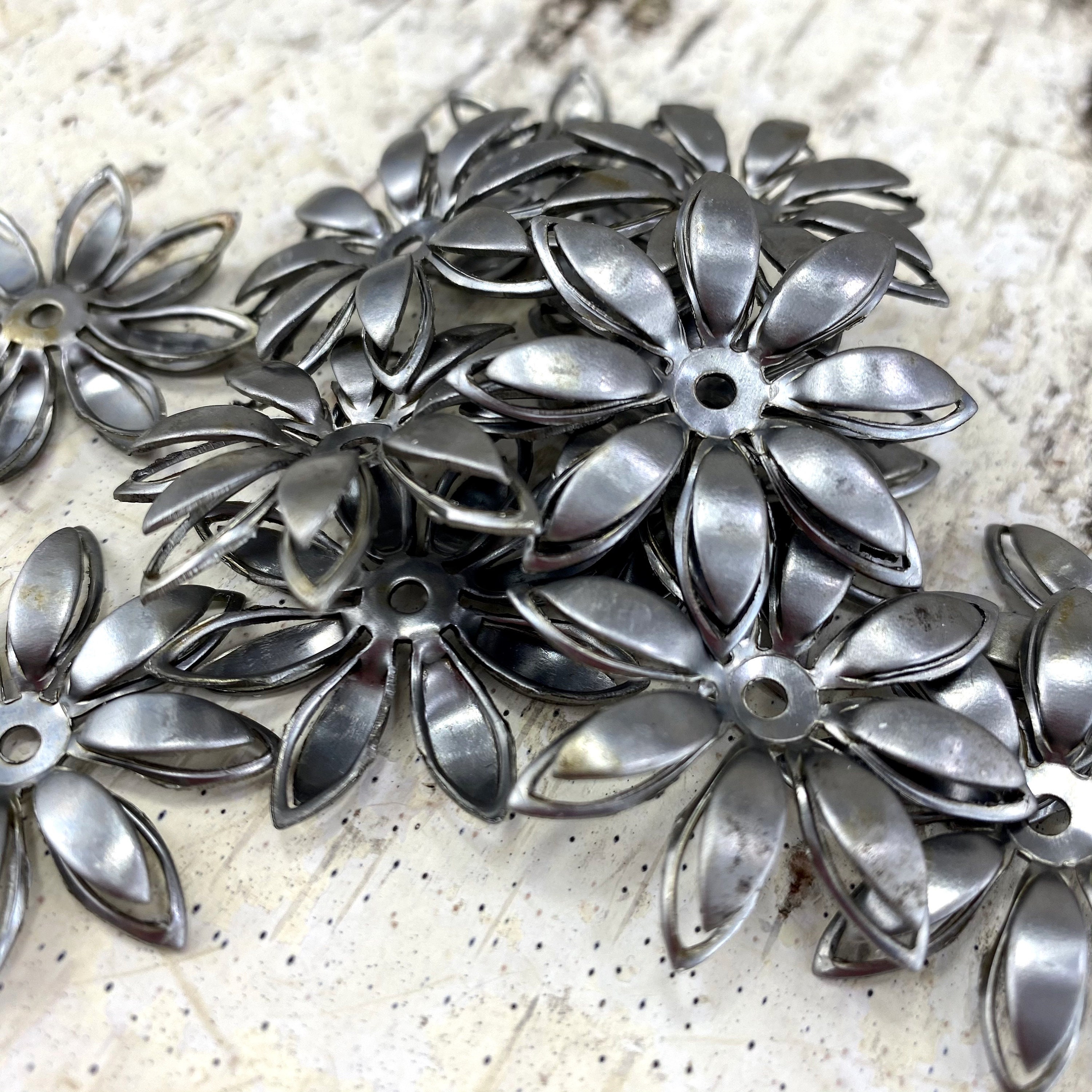 12 Floral Shaped Flower Stampings Metal Steel Round Flower 35 Mm Hole ...