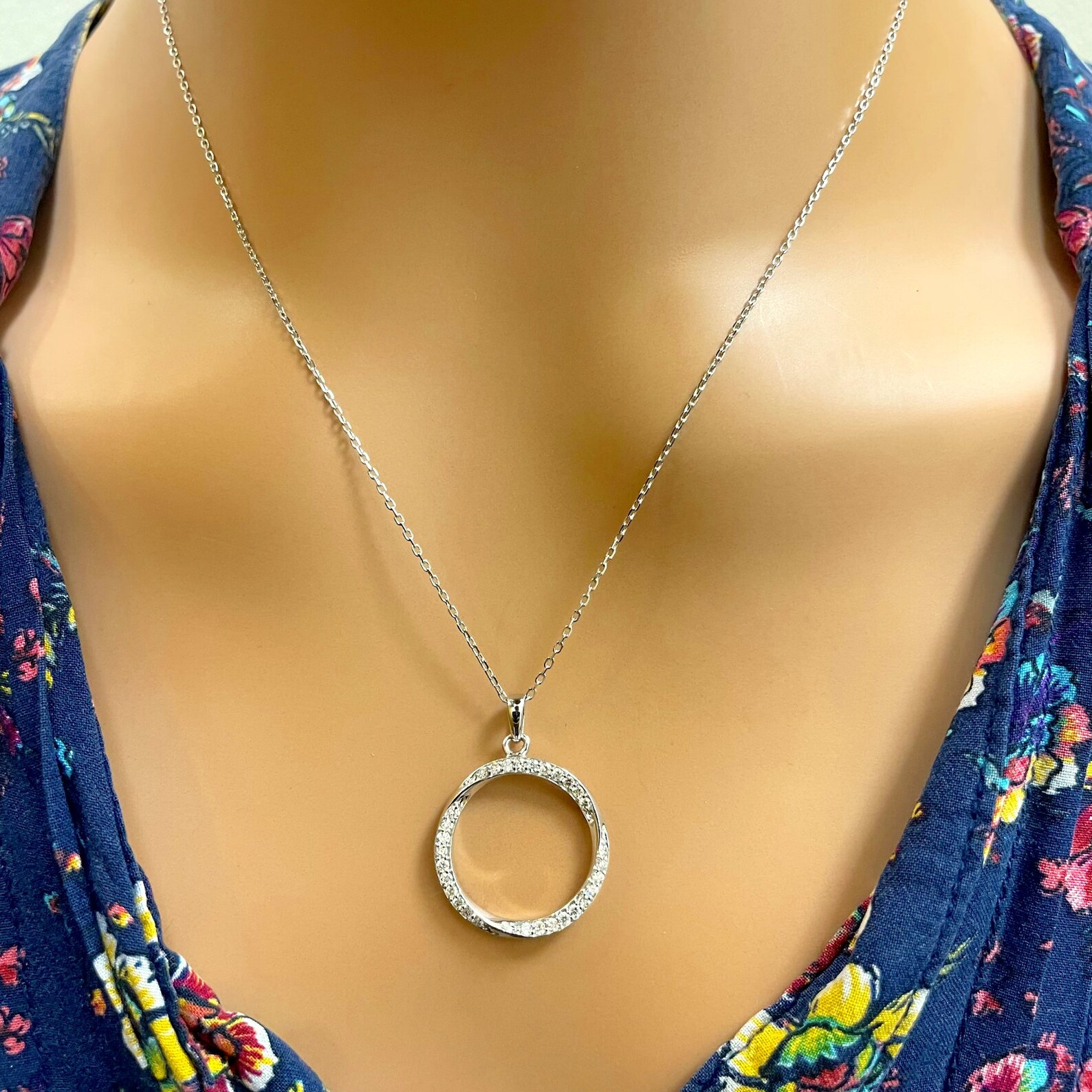18ct White Gold Twisted Circle Diamond Pendant &chain 16inches - Etsy