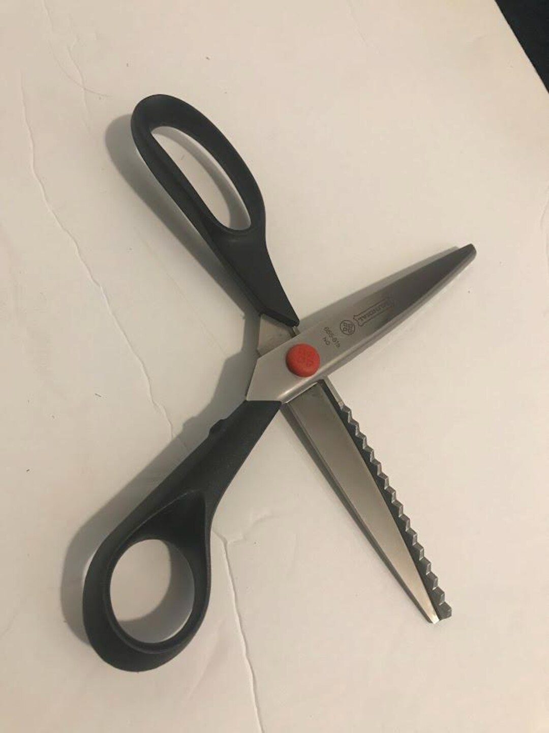 Vintage Mundial Red Dot 8.5 Inch Stainless Steel Lightweight Pinking ...