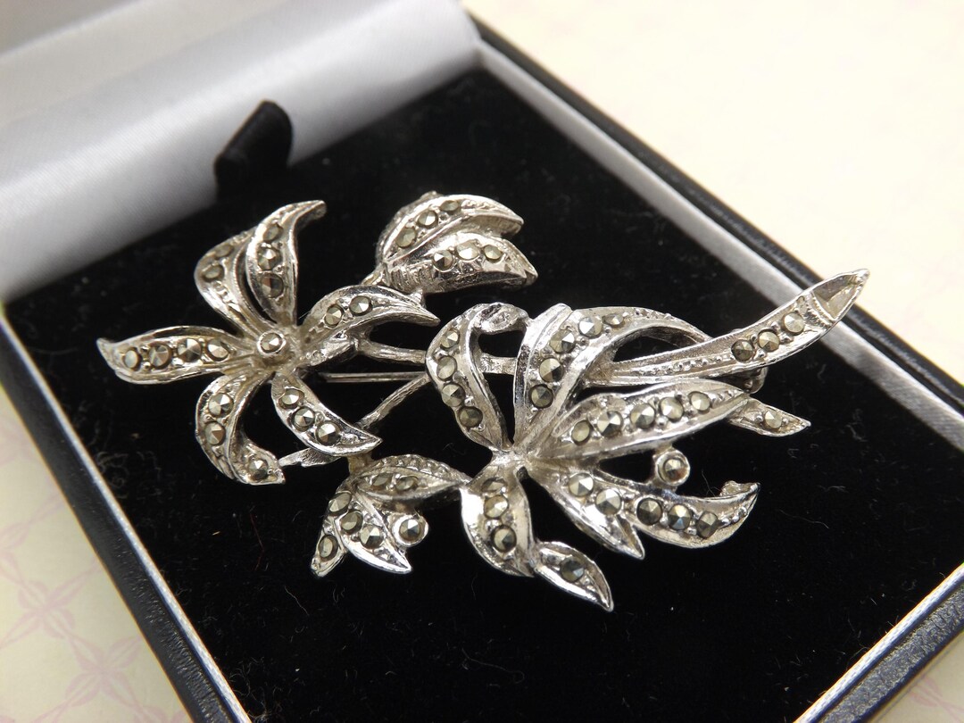 A Lovely Flower Spray Design Vintage Jewelry Brooch Made in Fine ...