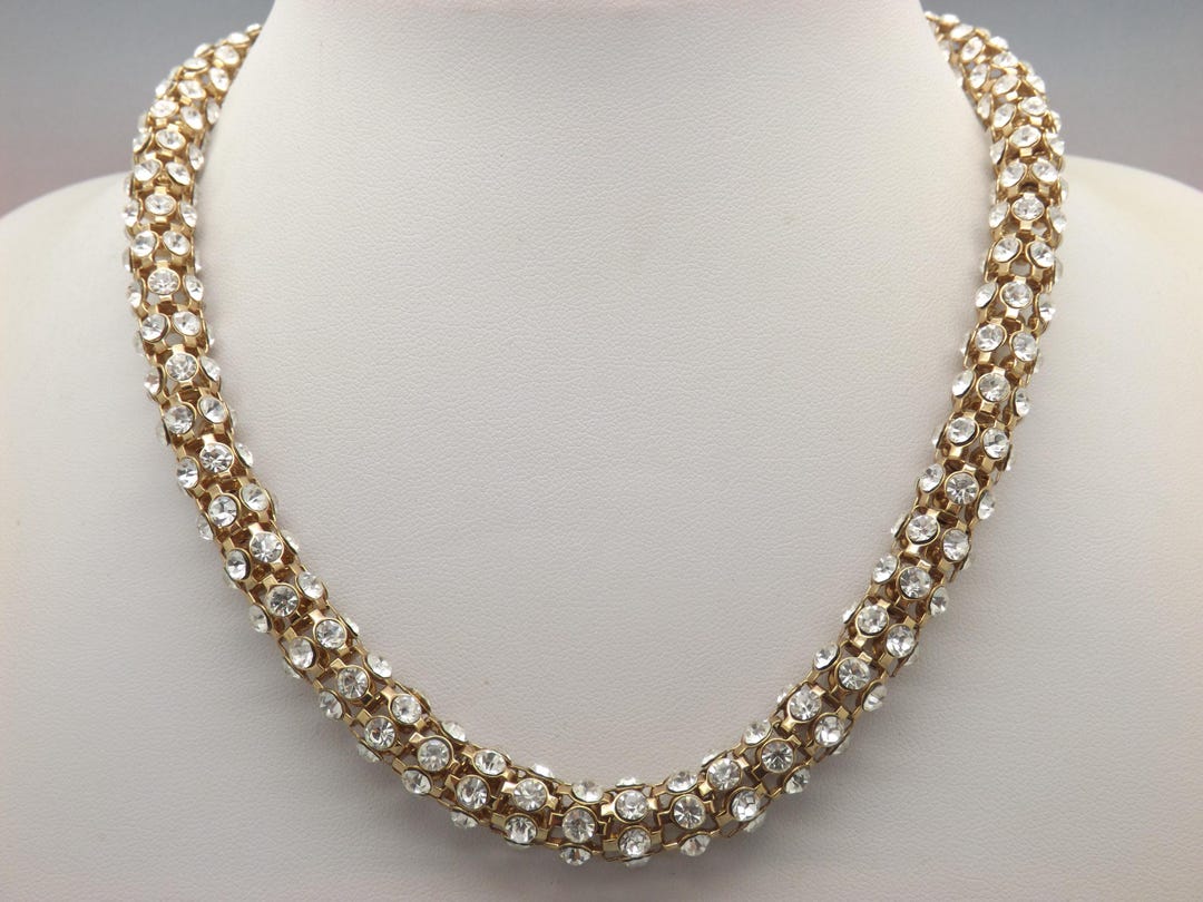 A Lovely Round Design of Clear Round Sparkly Faceted Diamante Stones ...