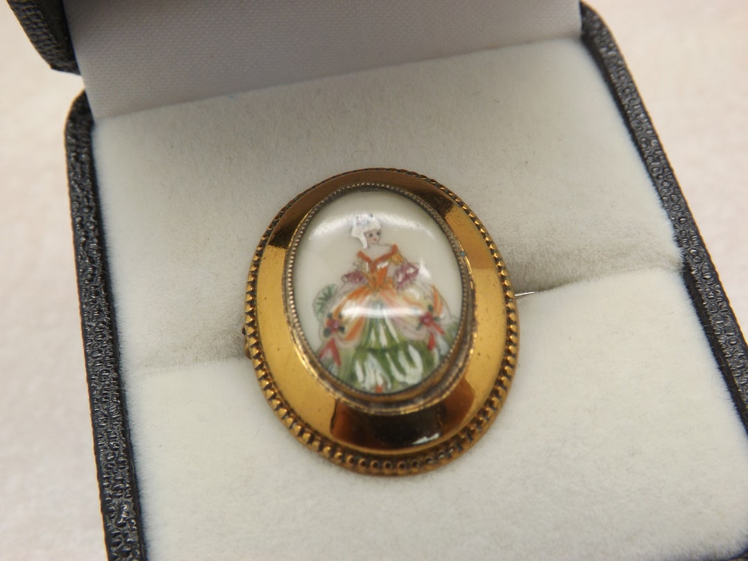 A Fine Early Thomas L. Mott Vintage Jewelry Brooch Set in the Center ...