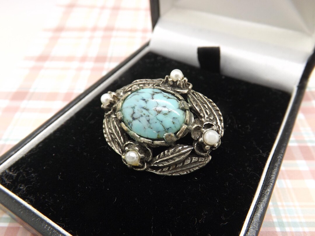 A Fine Vintage Jewellery Oval Classic Leaf Design Brooch in Silvertone ...