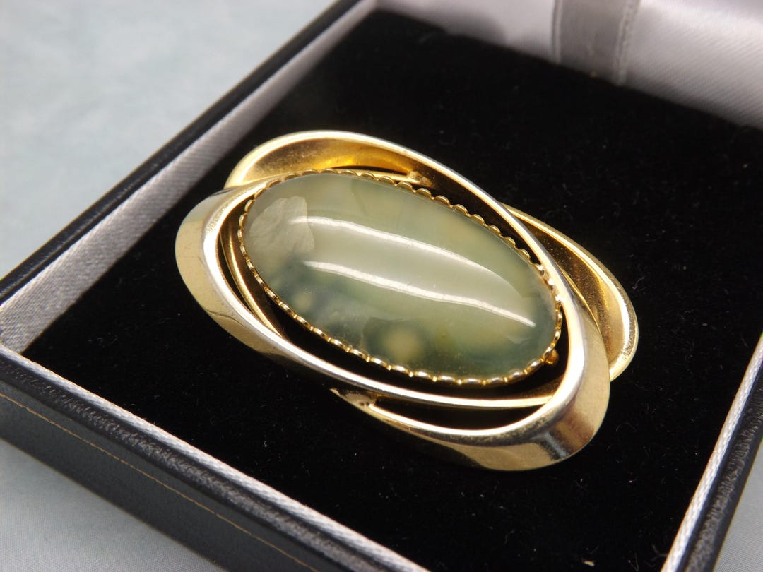 A Lovely Oblong Oval Design Brooch in Goldtone Metal Set With a Large ...