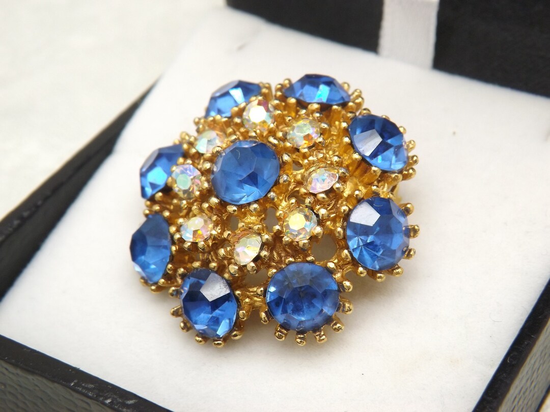 A Lovely Round Flower Head Design Vintage Costume Jewelry Brooch Made ...
