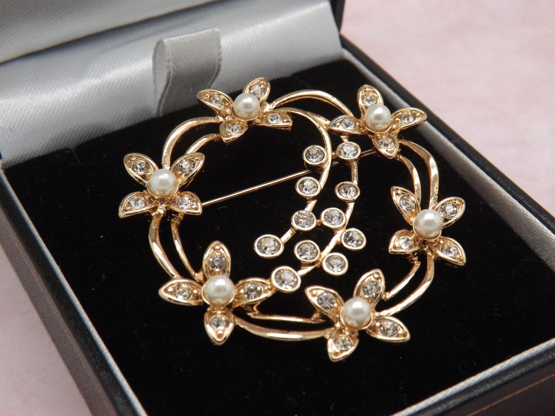 A Fine Large Round Multi Flower Spray Vintage Jewelry Brooch in ...